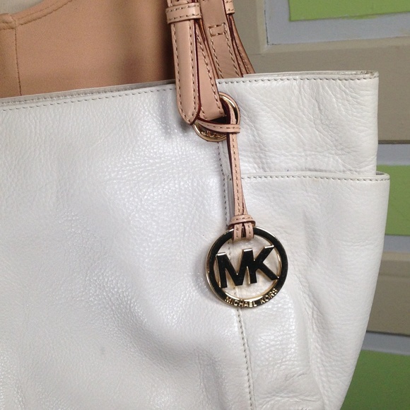Michael Kors Cream Leather Pursed | semashow.com